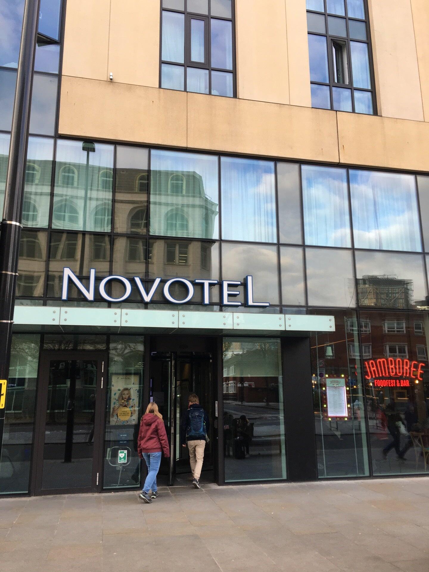 Novotel Pool - London - Nextdoor