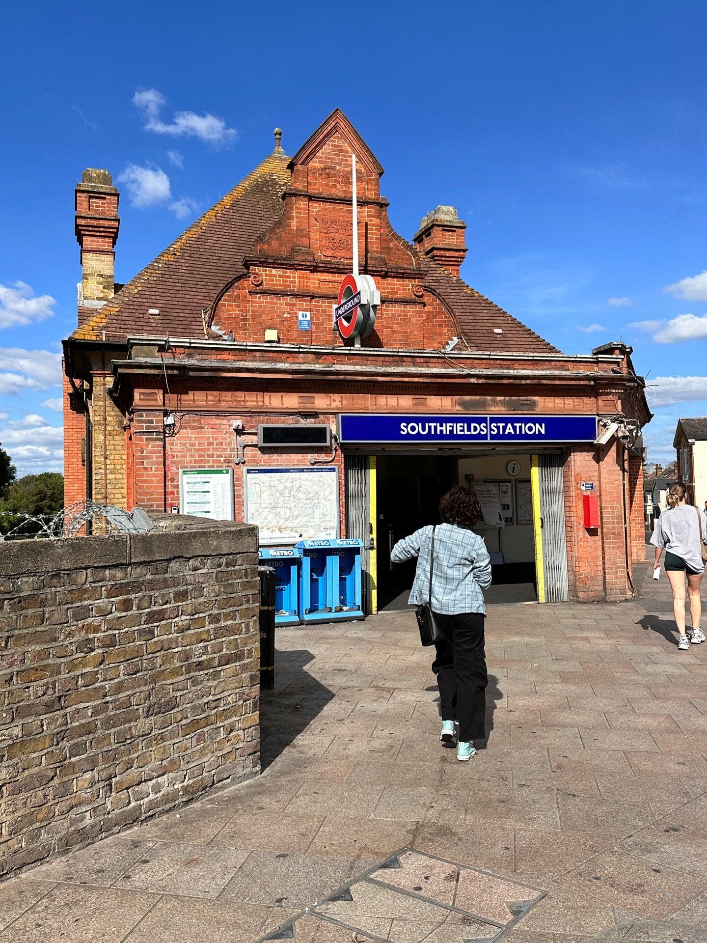 Southfields Underground Station - London - Nextdoor