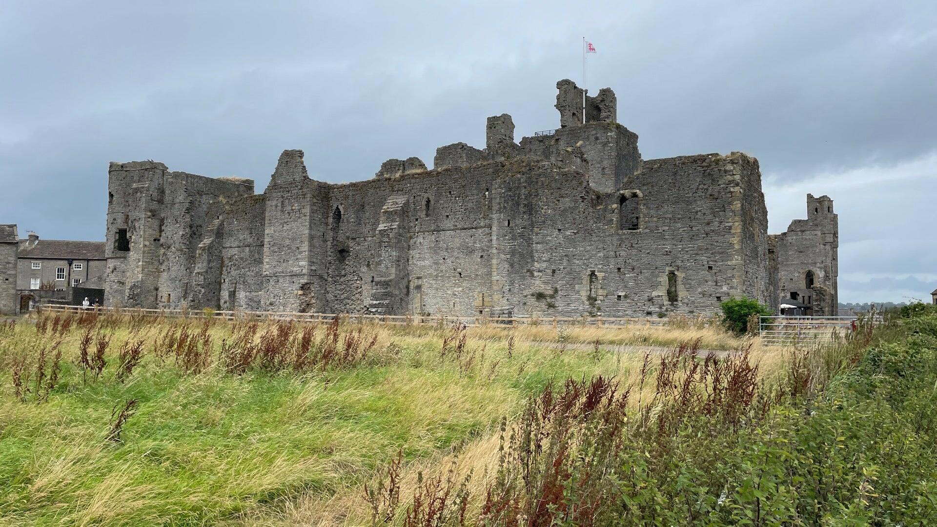 Middleham Castle - Middleham - Nextdoor