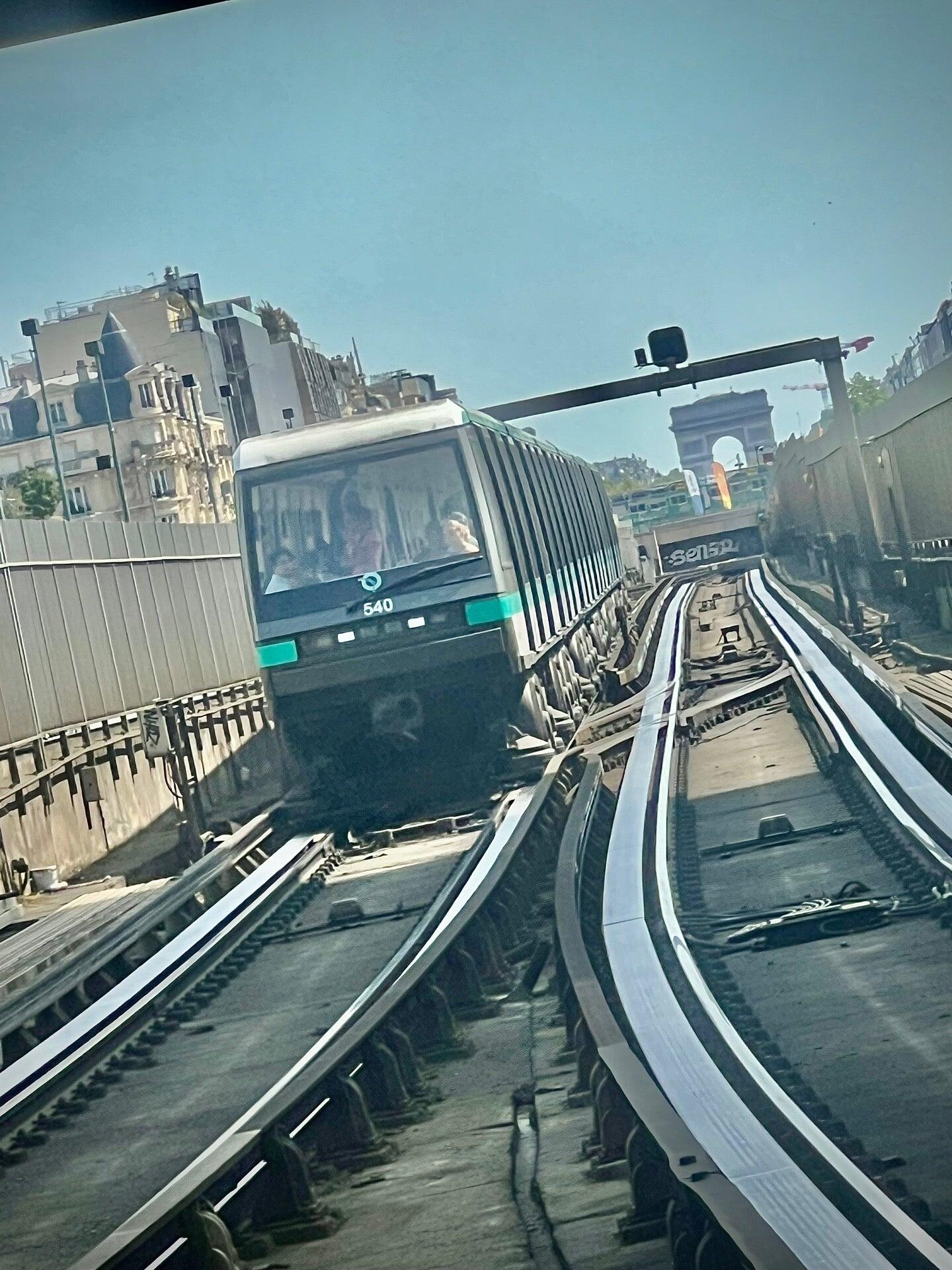 Métro Esplanade de la Défense - Nextdoor