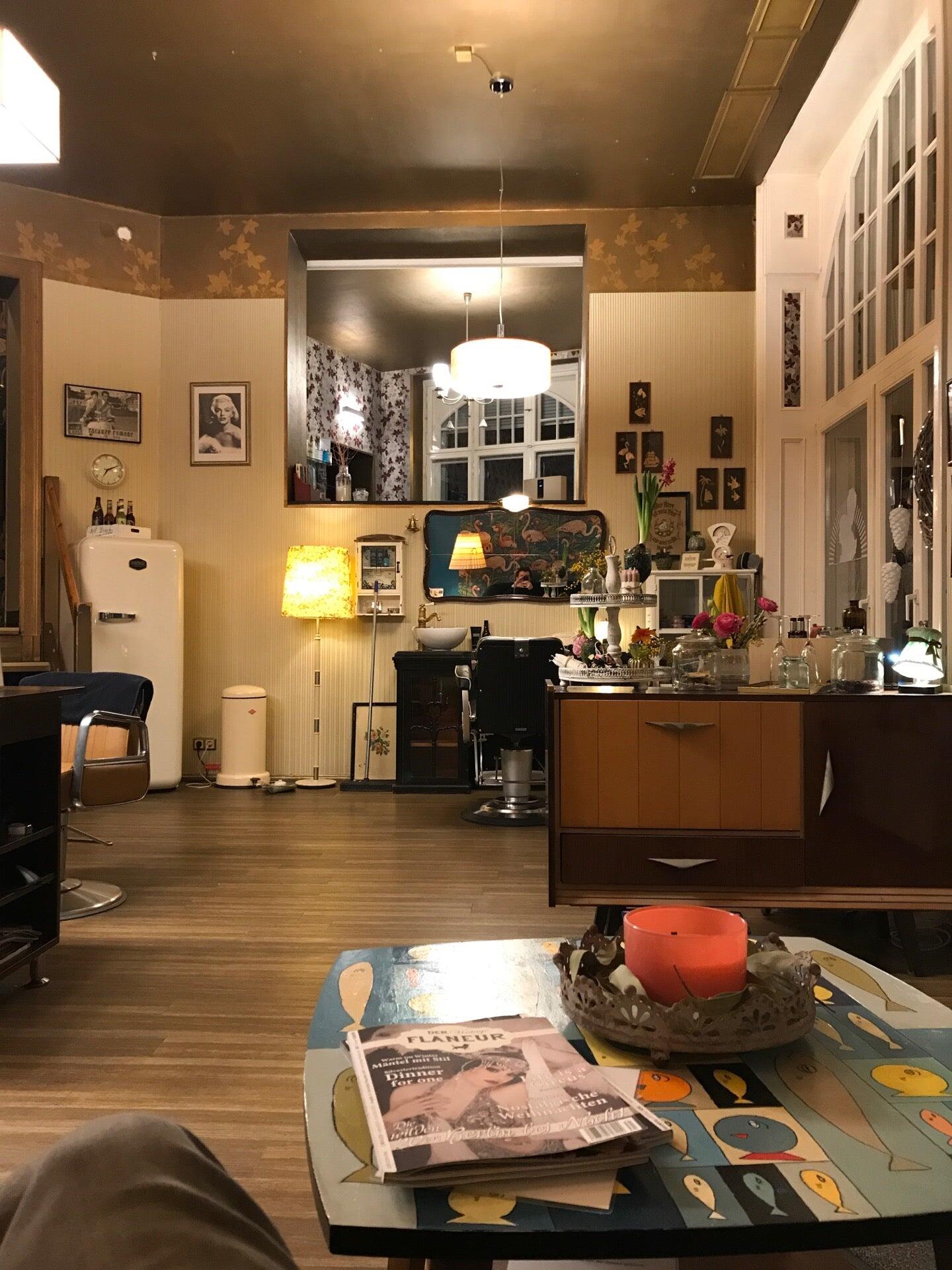 Tussy Lounge - Nextdoor