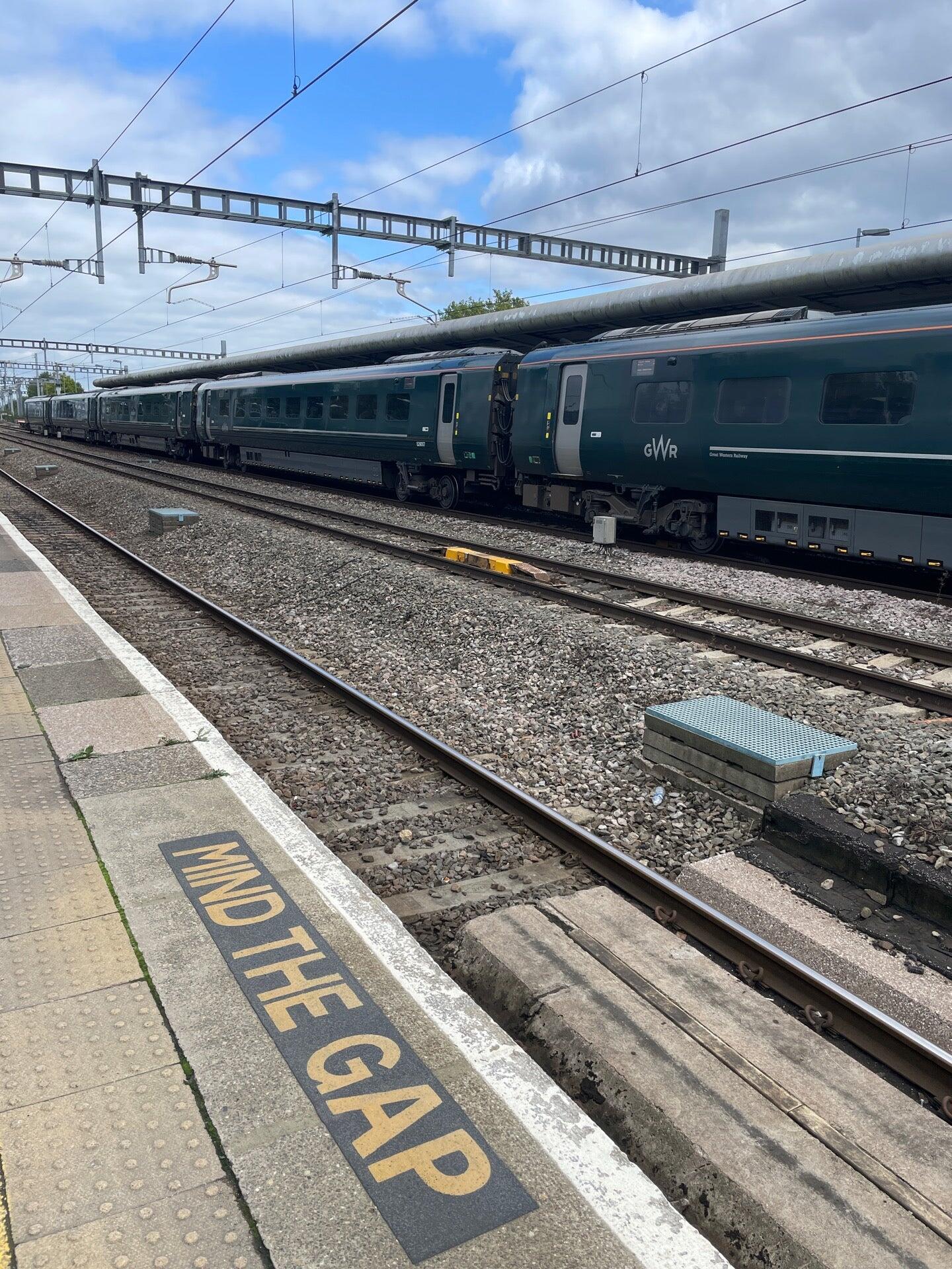 Swindon Railway Station - Swindon - Nextdoor