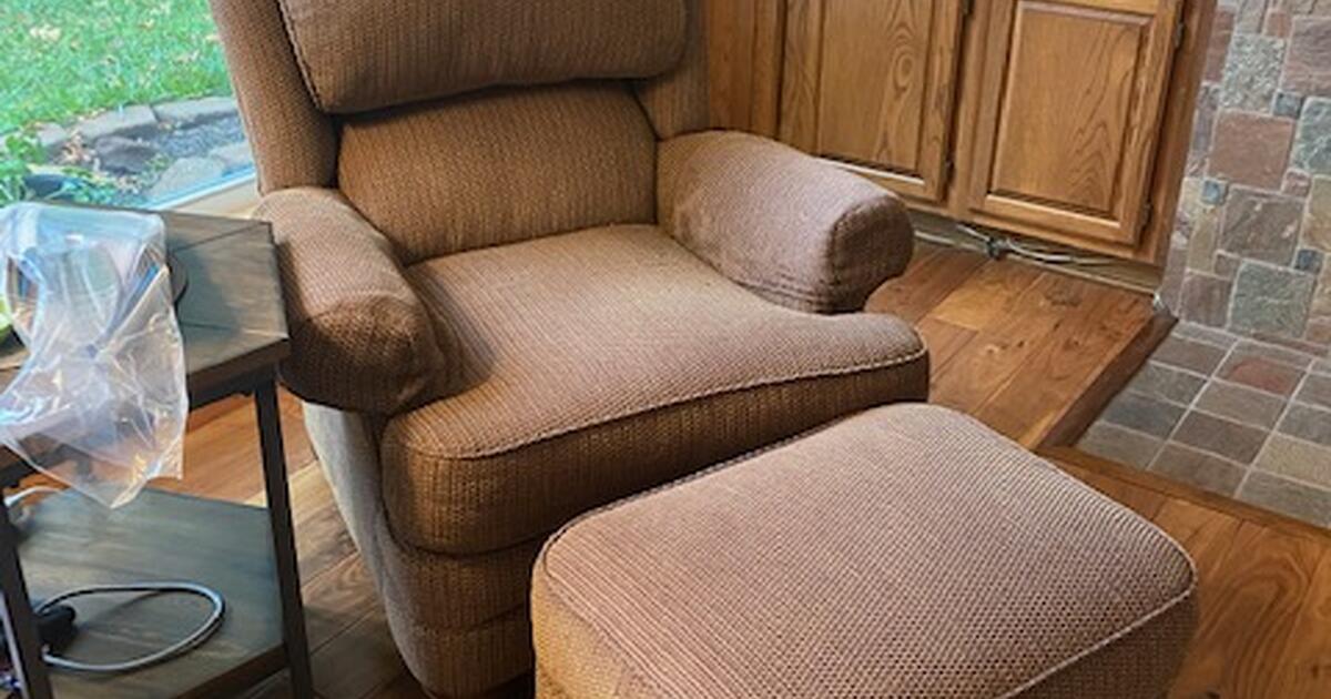 Easy Chair With Ottoman Excellent Condition For 300 In Grapevine TX Easy Chair With Ottoman Excellent Condition For 300 In Grapevine TX