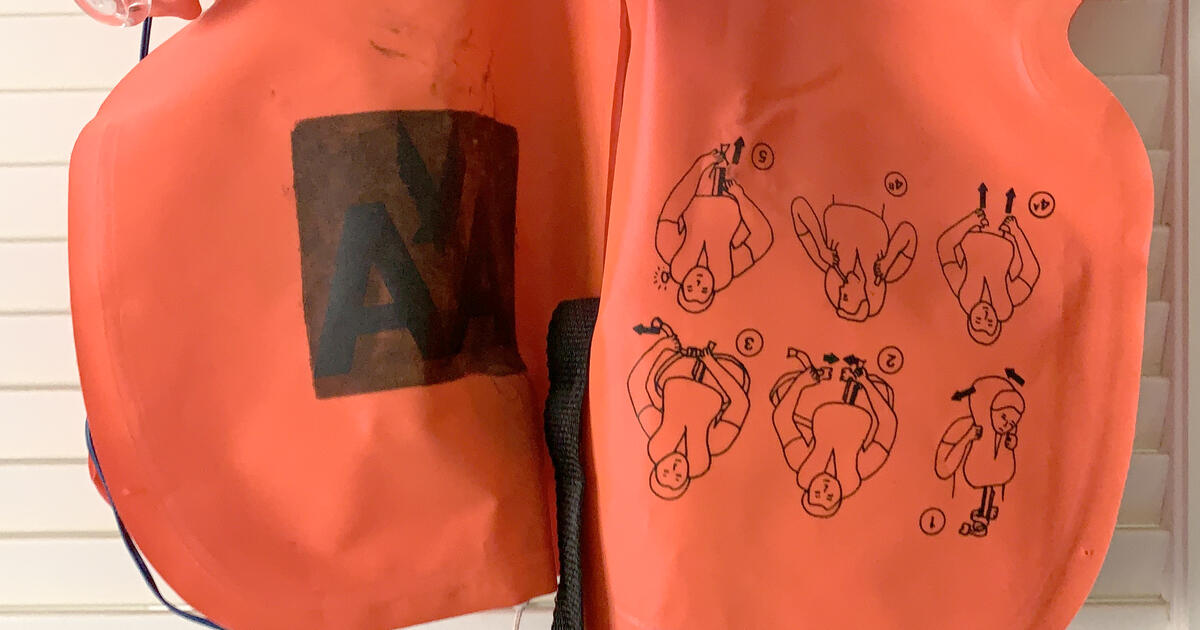 COLLECTIBLE-Vintage american airlines safety vest 1990s for $5 in La ...
