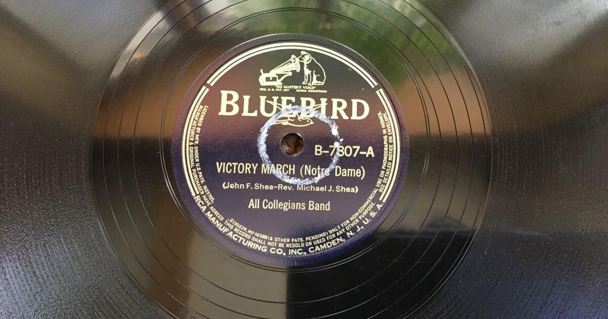 VINTAGE VICTORY MARCH 78 RPM RECORDS (2)..( NOTRE DAME SONG) 1938 ...