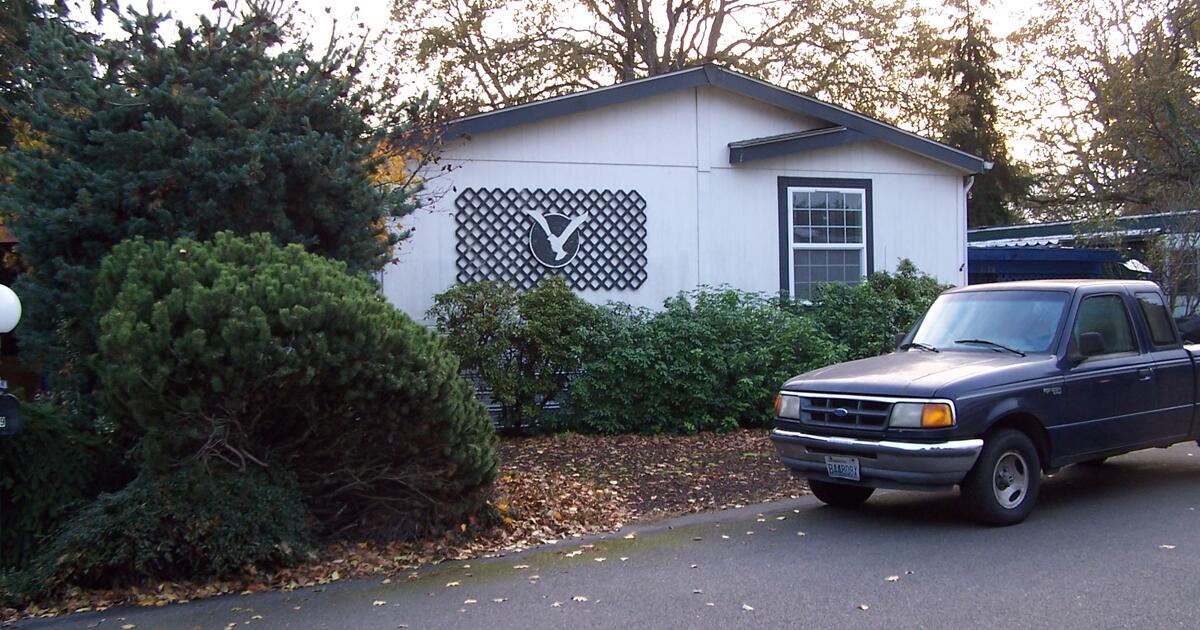 ESTATE SALE- 1998 manufactured / mobile home located in Lakewood senior ...