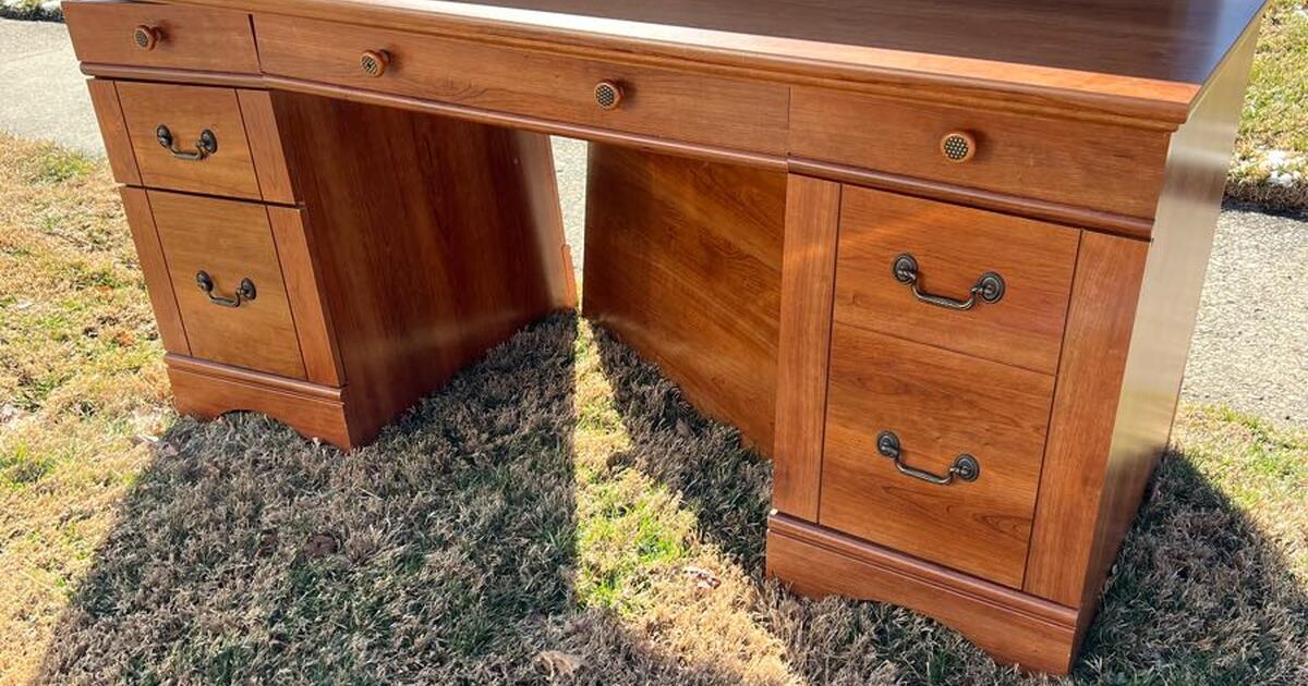 Desk for Free in Cincinnati, OH | For Sale & Free — Nextdoor