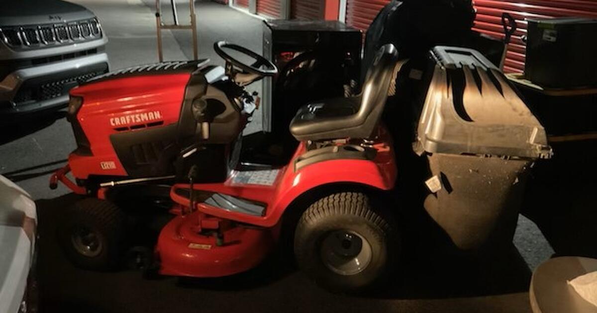 CRAFTSMAN T210 Turn Tight 18-HP Hydrostatic 42-in Riding Lawn Mower ...
