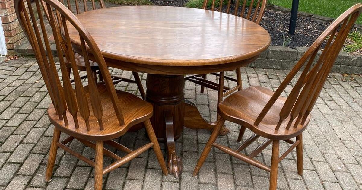 BEAUTIFUL 48 inch table (PLUS 2 Leaves) and 4 chairs for $225 in ...