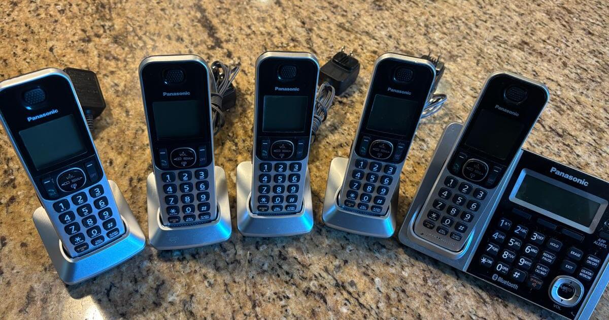 Panasonic 5 handset wireless phone system with answering base set. Re ...
