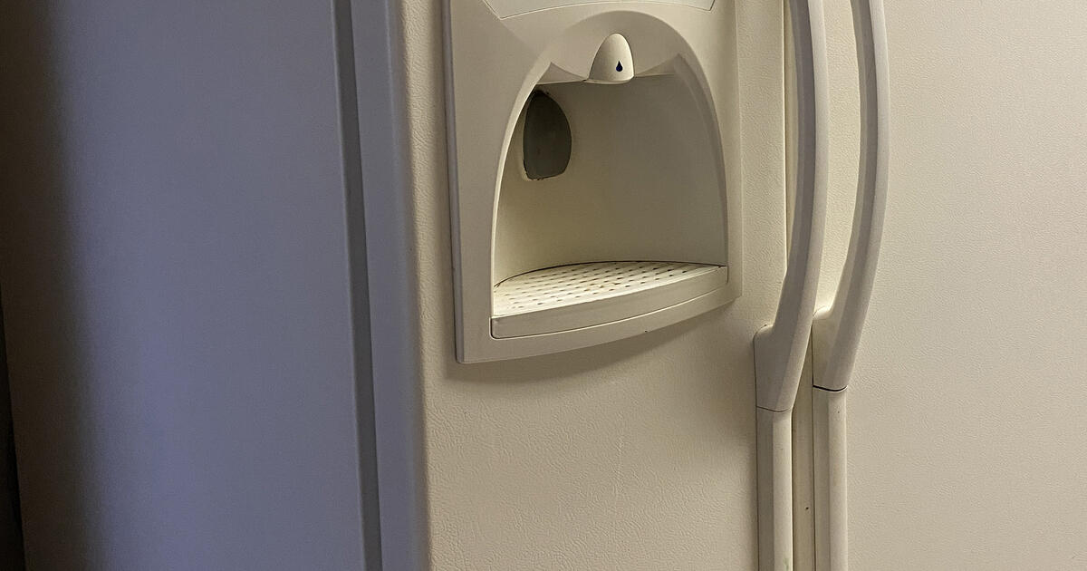 Almond Amana 26 CU FT side-by-side refrigerator. for $100 in Lewes, DE ...