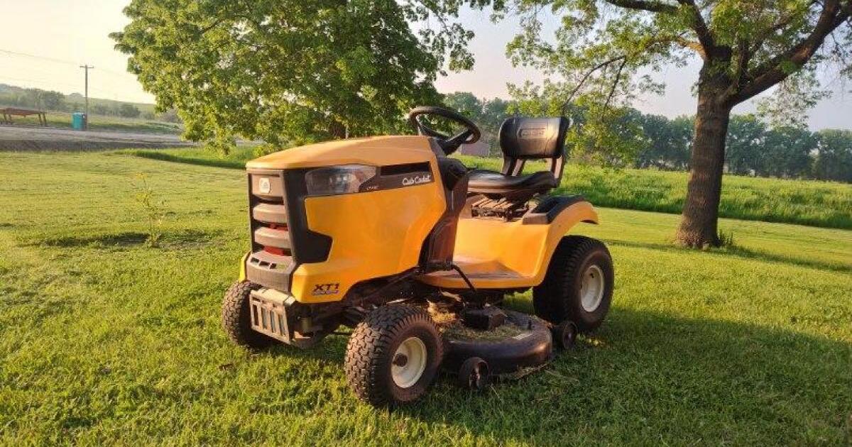 2021-cub-cadet-xt1-lt-46-71-hours-lawn-tractor-for-1200-in-walton-ne