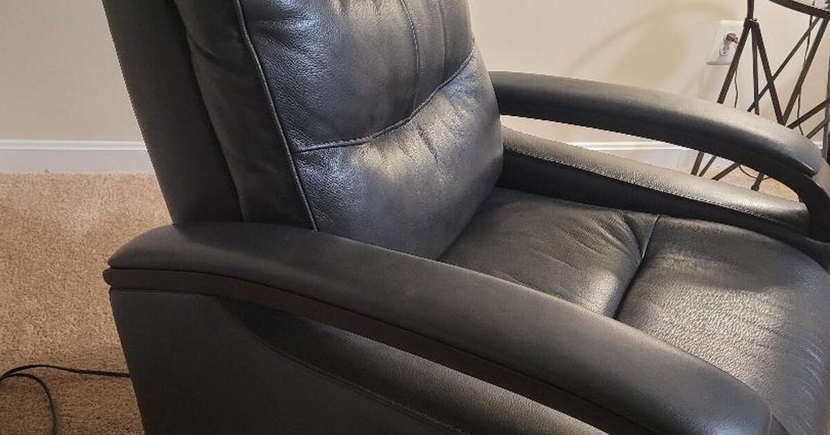 Leather Recliner Set (2 chairs) for $150 in Waldorf, MD | For Sale & Free — Nextdoor