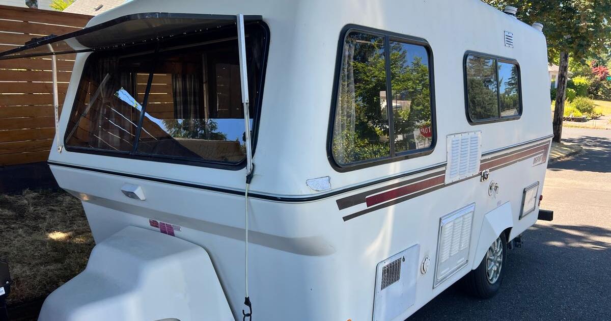 1988 Bigfoot B17 Deluxe Canadian fiberglass trailer in Portland, OR ...