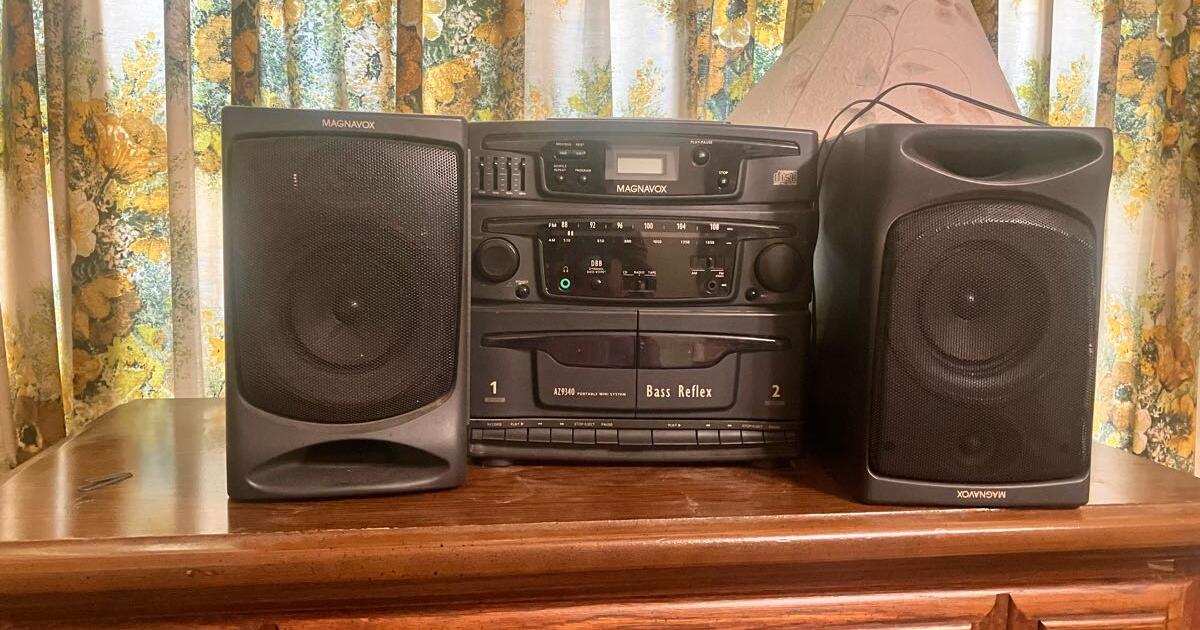 Magnavox AZ9340 portable mini system stereo with 2 speakers. Has dual ...