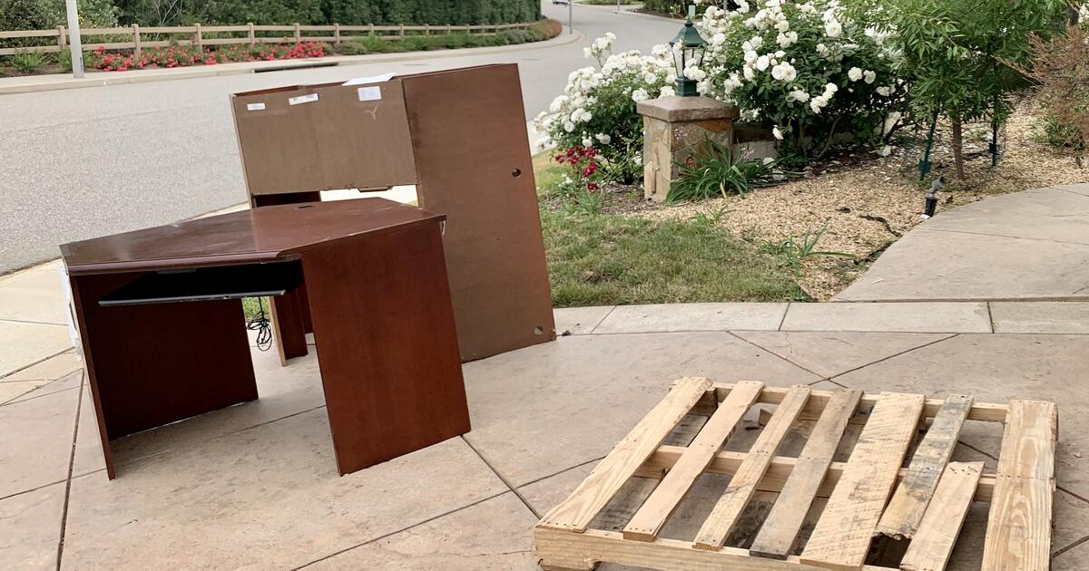 Curb Alert: desk and hutch, pallet for Free in Thousand Oaks, CA ...