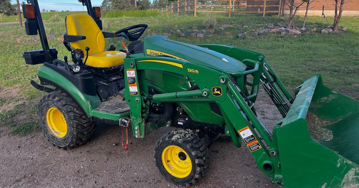2019 John Deere 1025 Compact Utility Tractor with 120R Bucket Loader ...