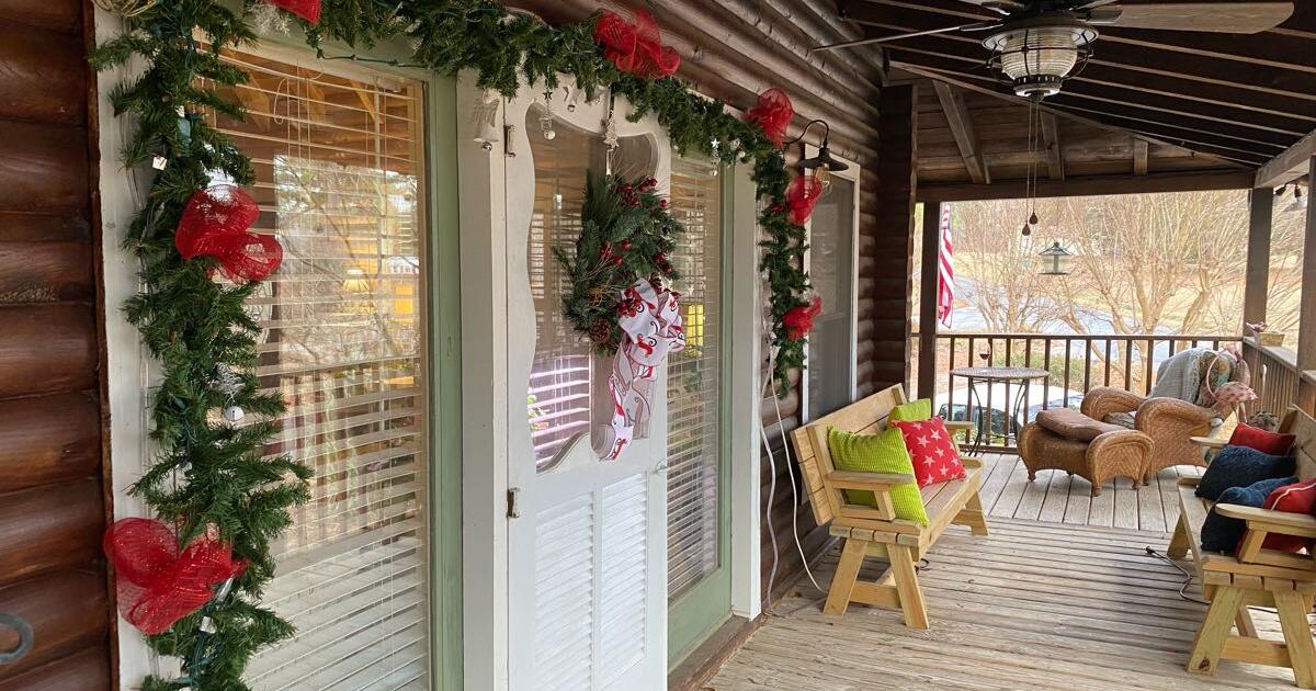 4/2.5 log cabin, wrap around porch, newly remodeled, Lake access with ...