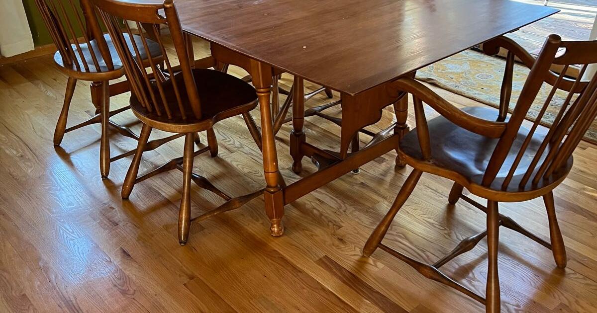 Sprague and Carlton maple dining table and 5 chairs. Fair condition ...
