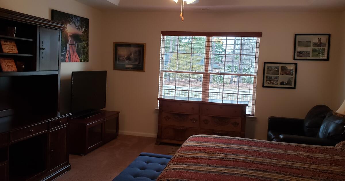 Renting master bedroom/private bathroom right on Colonial Charters Golf ...