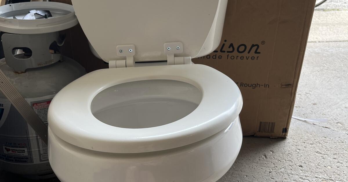 3 Free Mansfield brand bathroom toilets for Free in Chicago, IL | For ...