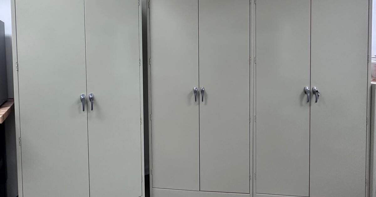 Must sell this week!--ULINE 5 sturdy metal bookcases and 2 cabinets for ...