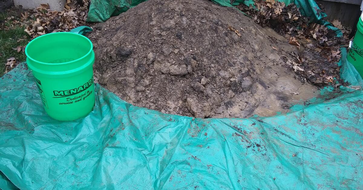 (Predominantly) clay/black dirt mixture. for Free in Lindenhurst, IL ...