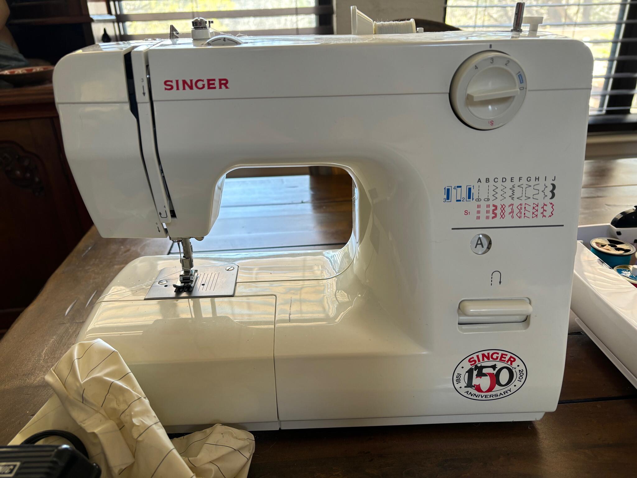 Singer Sewing Machine 1116 with Manual Foot Pedal and Sewing Caddy for ...