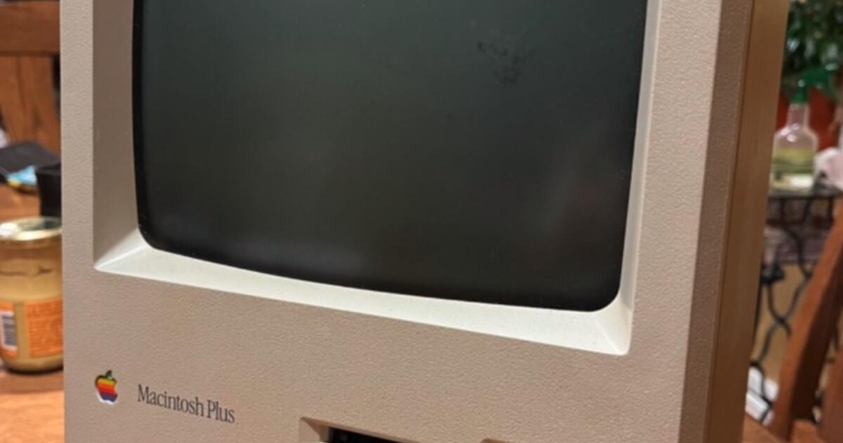 Vintage Apple Macintosh Plus with travel case (pls read desc details ...