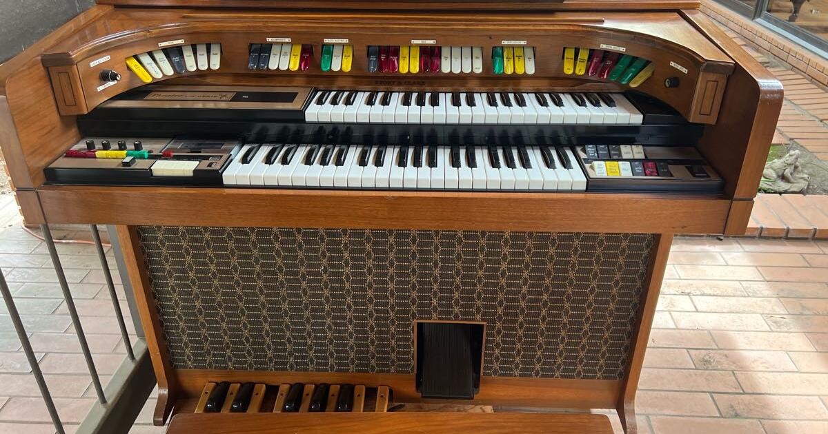 Lowery Home Theater organ with cassette recorder/player, rhythm, Leslie ...