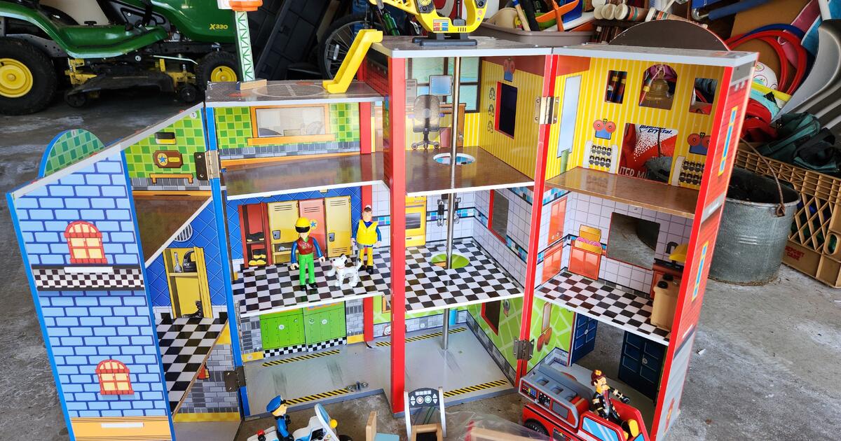 Amazing Toy Firehouse with all furniture/figures and vehicles! for Free ...