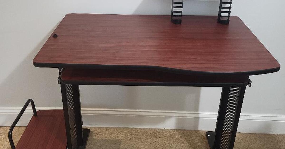 Free Computer desk 42 wide, 29 tall and 24 deep for Free in Brandywine ...