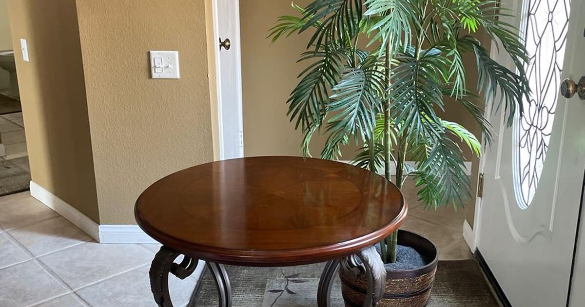 Beautiful End Table with Plant for $40 in Menifee, CA | For Sale & Free ...