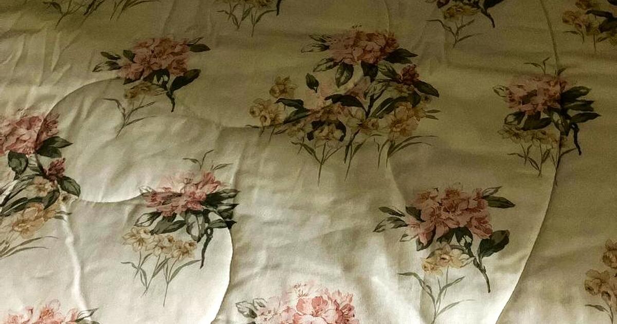QUEEN COMFORTER. REVERSIBLE. LEAVING OREGON. HARDLY USED AND LIKE NEW ...