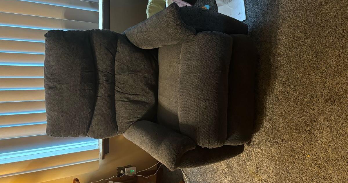 Electric Recliner Chair NO SCAMMERS. I’m onto you for $50 in Woodhaven ...