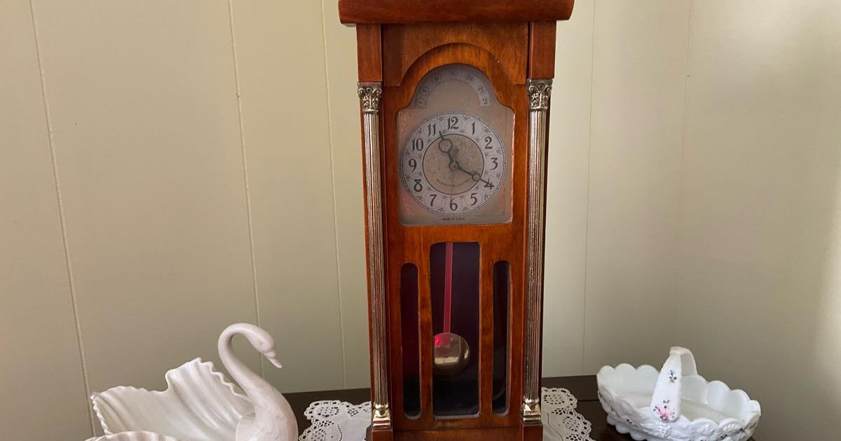 Wooden Pendulum Clock Sessions Vintage electric clock for $40 in West ...