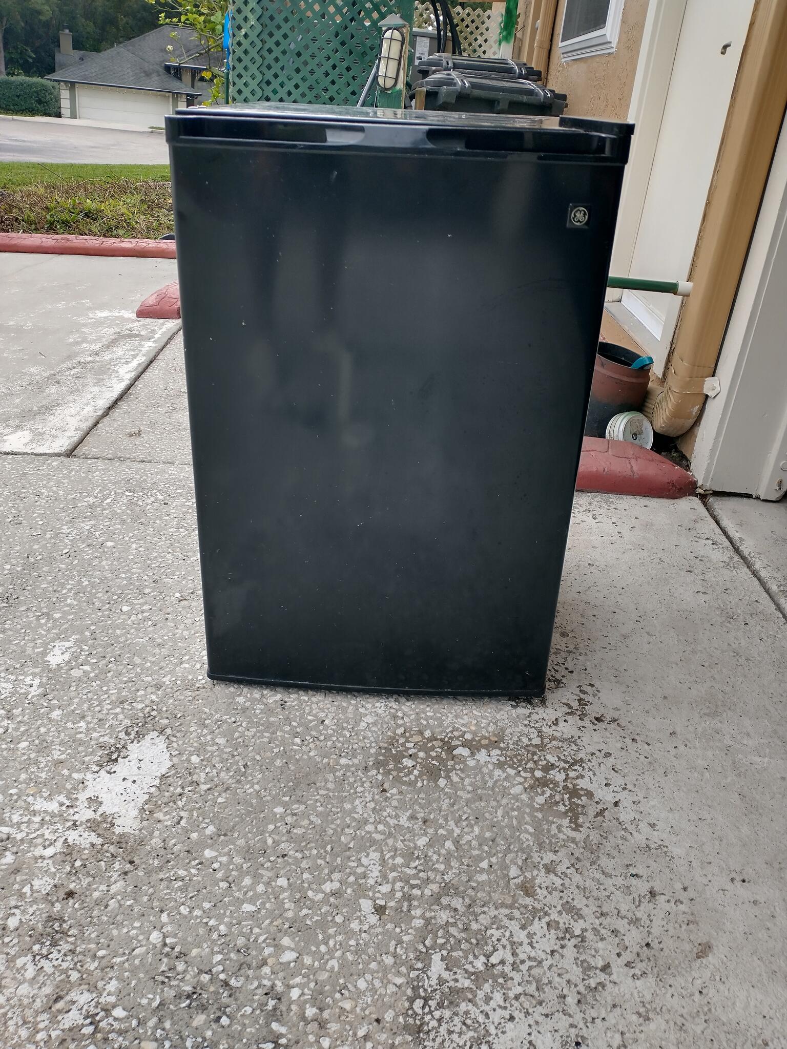 General Electric 4.4 Cubic Foot Refrigerator with Compact Internal ...