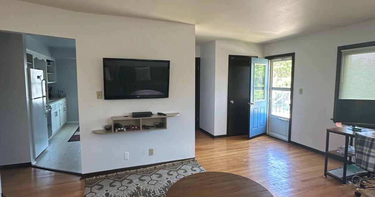 Renting this beautiful upper unit 3 bedrooms and one bathroom for $2000 in Milwaukee, WI | For ...