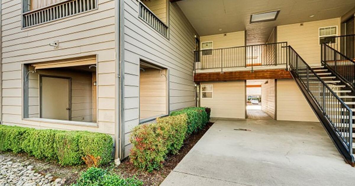 Ground Level Condo - 2 Bed 2 BathRoom and Den/Office room for Sale for ...