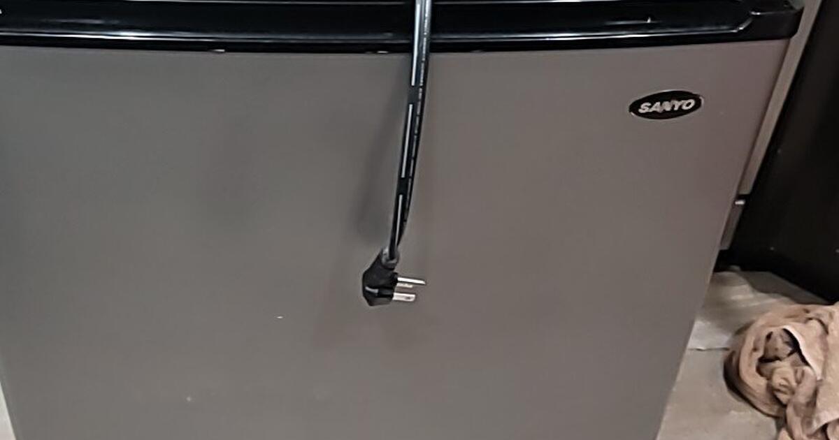 SANYO Mini Refrigerator for Free in New Braunfels, TX | For Sale & Free ...