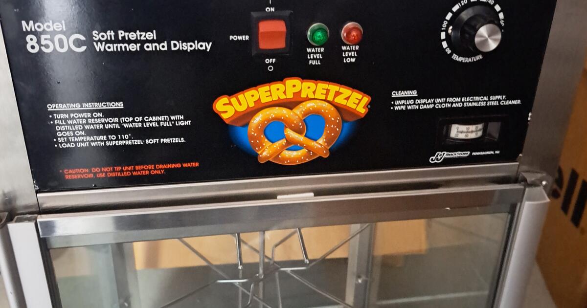 J&J 850C Snack Foods Super Pretzel Rotating Soft Pretzel Warmer ...