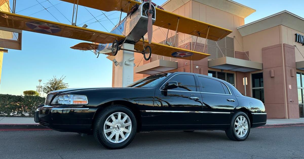 2011 Lincoln town car 65k miles for $15000 in Peoria, AZ | For Sale ...