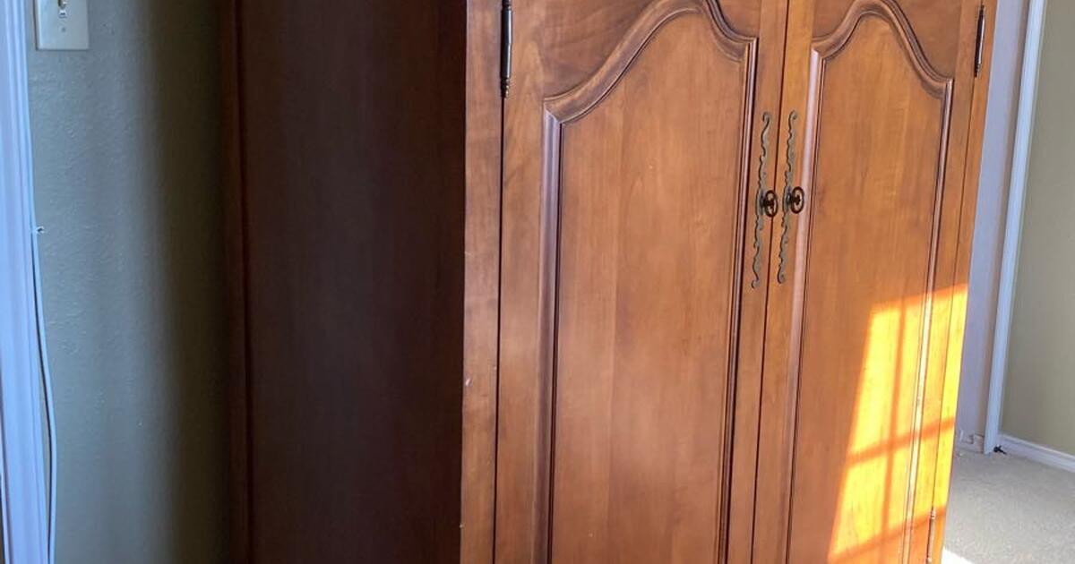 Free cabinet (Pending pick up) for Free in San Antonio, TX | Finds ...