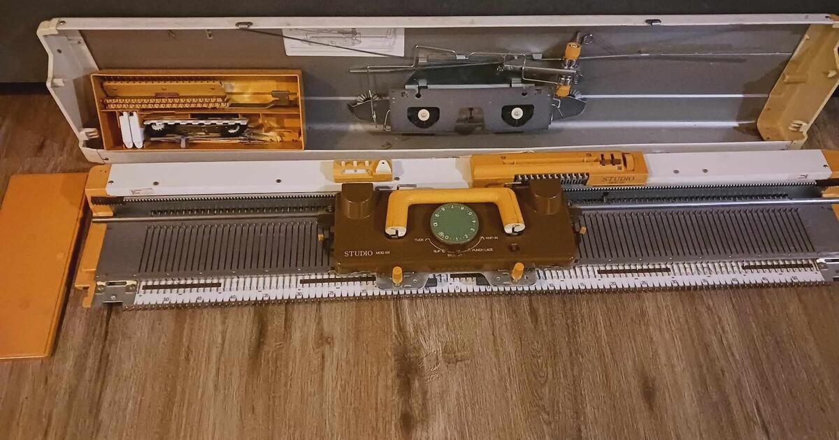 VINTAGE Singer/Studio/Silver Reed Mod 155 KNITTING for $170 in Queen ...