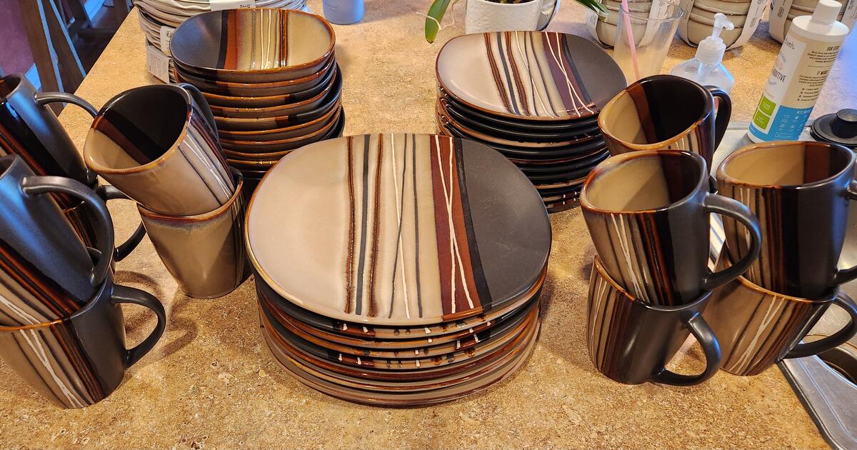 Beautiful 46-piece Kitchenware Set Set comes with: 11 big plates 11 ...