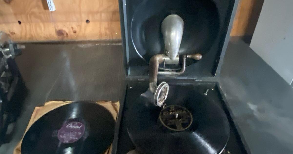 Antique deca vintage wind up record player. Works great for Free in San ...