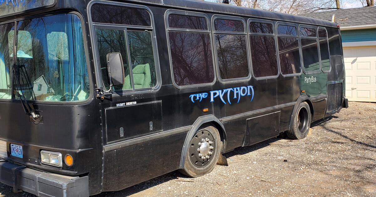 1999 El Dorado shuttle bus for $3000 in Gladstone, MO | Finds — Nextdoor