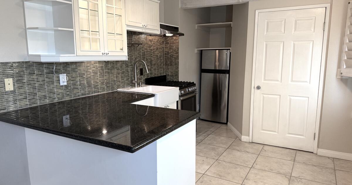 BEACH LIVING! Charming 2+1 Apartment/Lockout Unit in Silver Strand ...