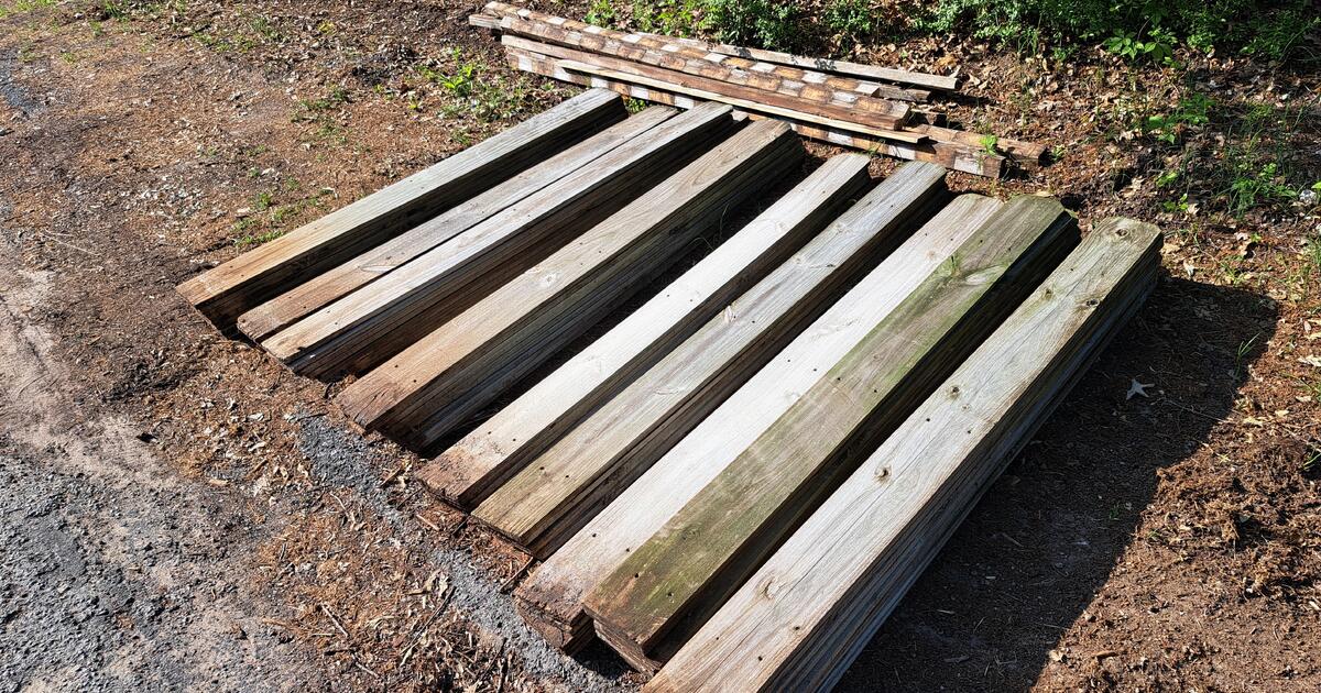 Free Reclaimed Wood Planks Material Pickets Boards for Free in Fort ...