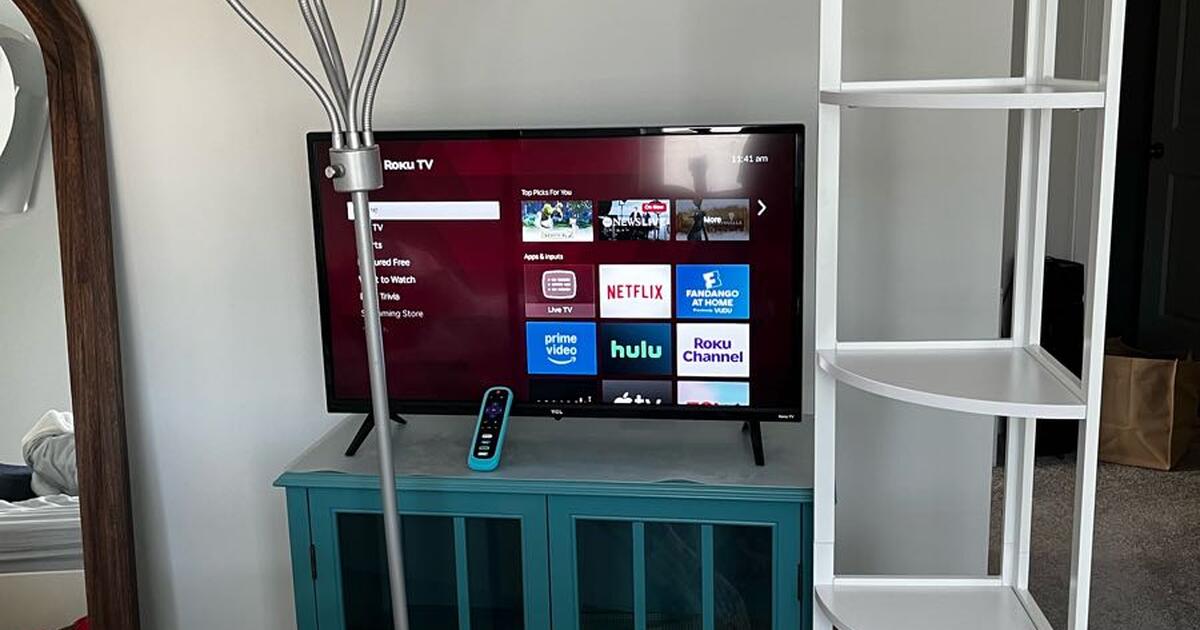 TV Stand (2) with Roku TV (2), Floor Lamp, and corner shelf for $25 in ...